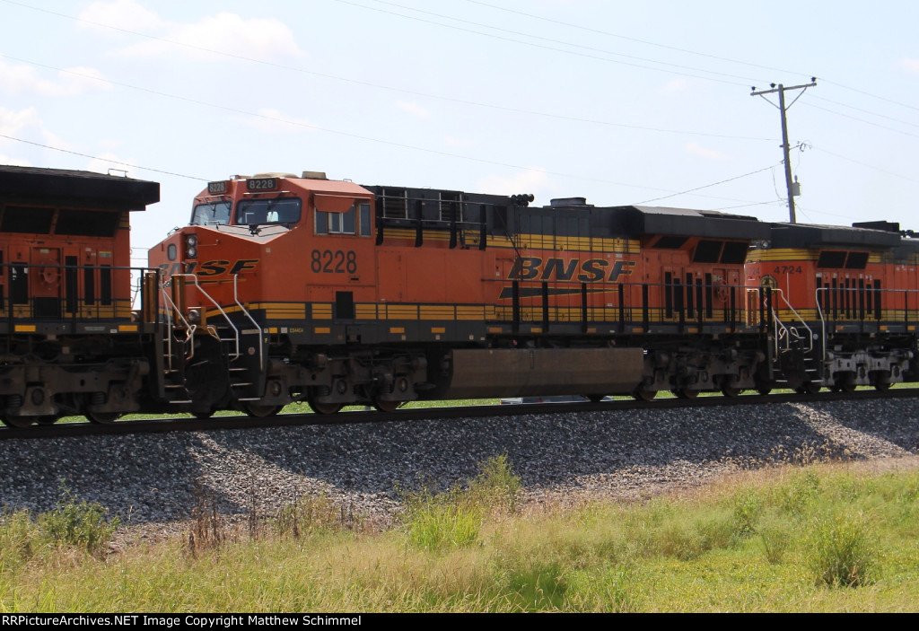 BNSF 8228